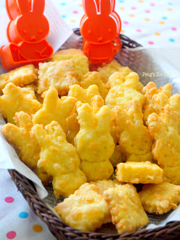 Peng's Kitchen: Baked Cheddar Crackers
