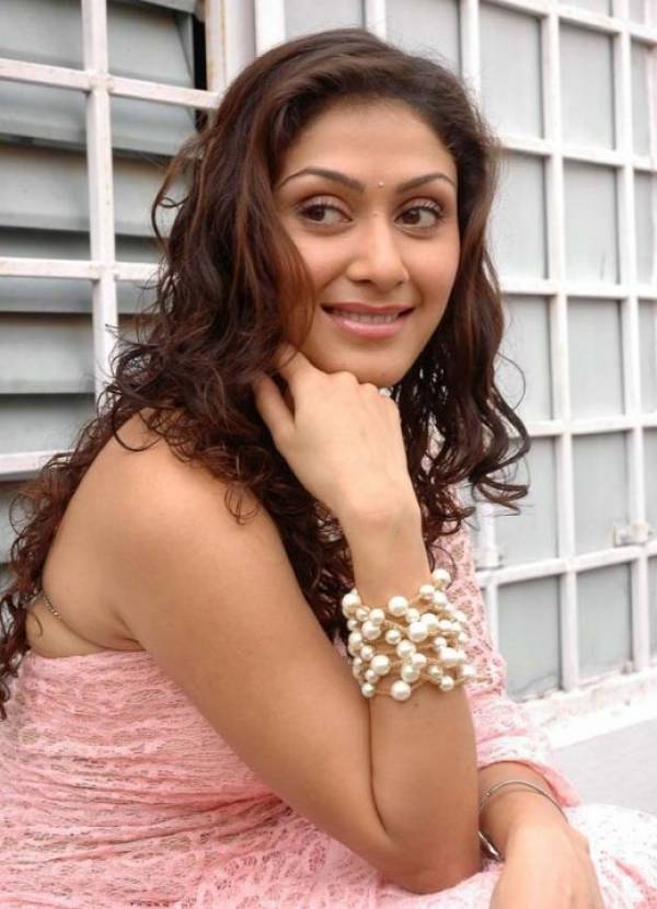 Bollywood Actress Manjari Fadnis Hot and Sexy Bold and Spicy Baby ...