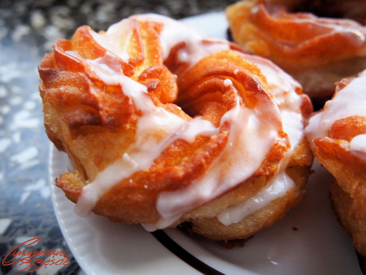 Cynamonowe szczescie: Gniazdka, pączki hiszpańskie lub wiedeńskie