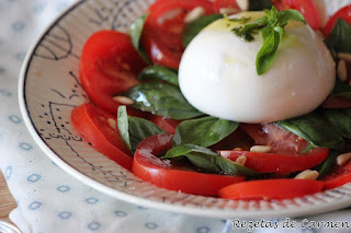 Ensalada de burrata, tomate y piñones