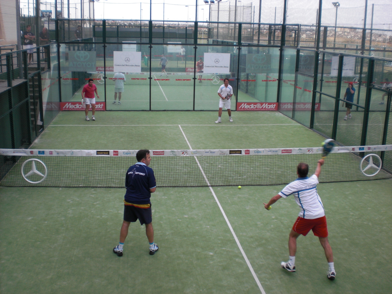 Un deporte muy popular: el famoso pádel. – Aprende Fitness