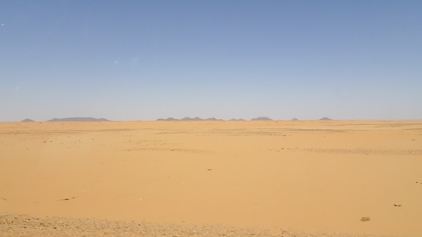 Sudan - Driving through the desert - Sven's Travel Venues