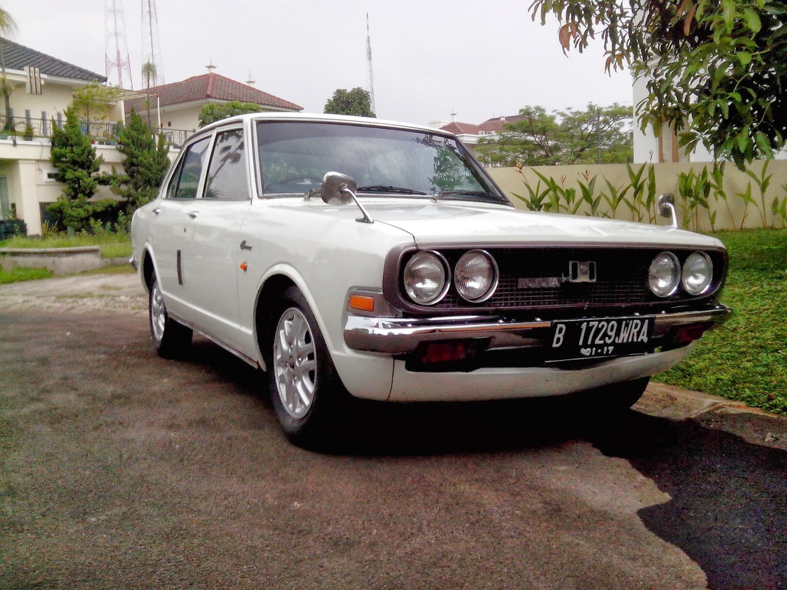 Bangun Toyota Corona Deluxe RT80 tahun 1970 Antik dan Klasik