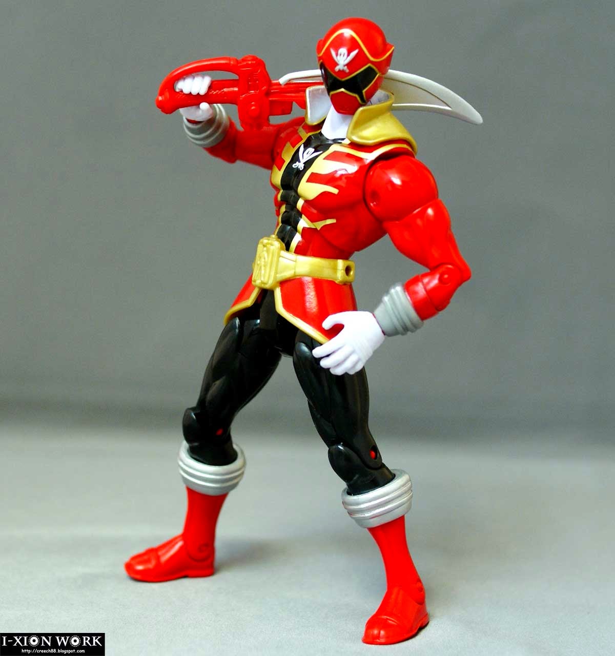 一眼看穿: Power Rangers Super Megaforce - Armored Super Mega Red