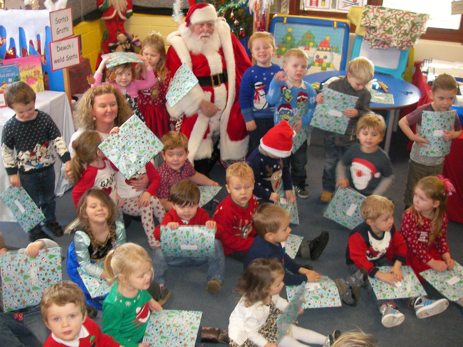 Ysgol Y Tywyn: Parti Nadolig y Feithrin / Nursery Christmas Party