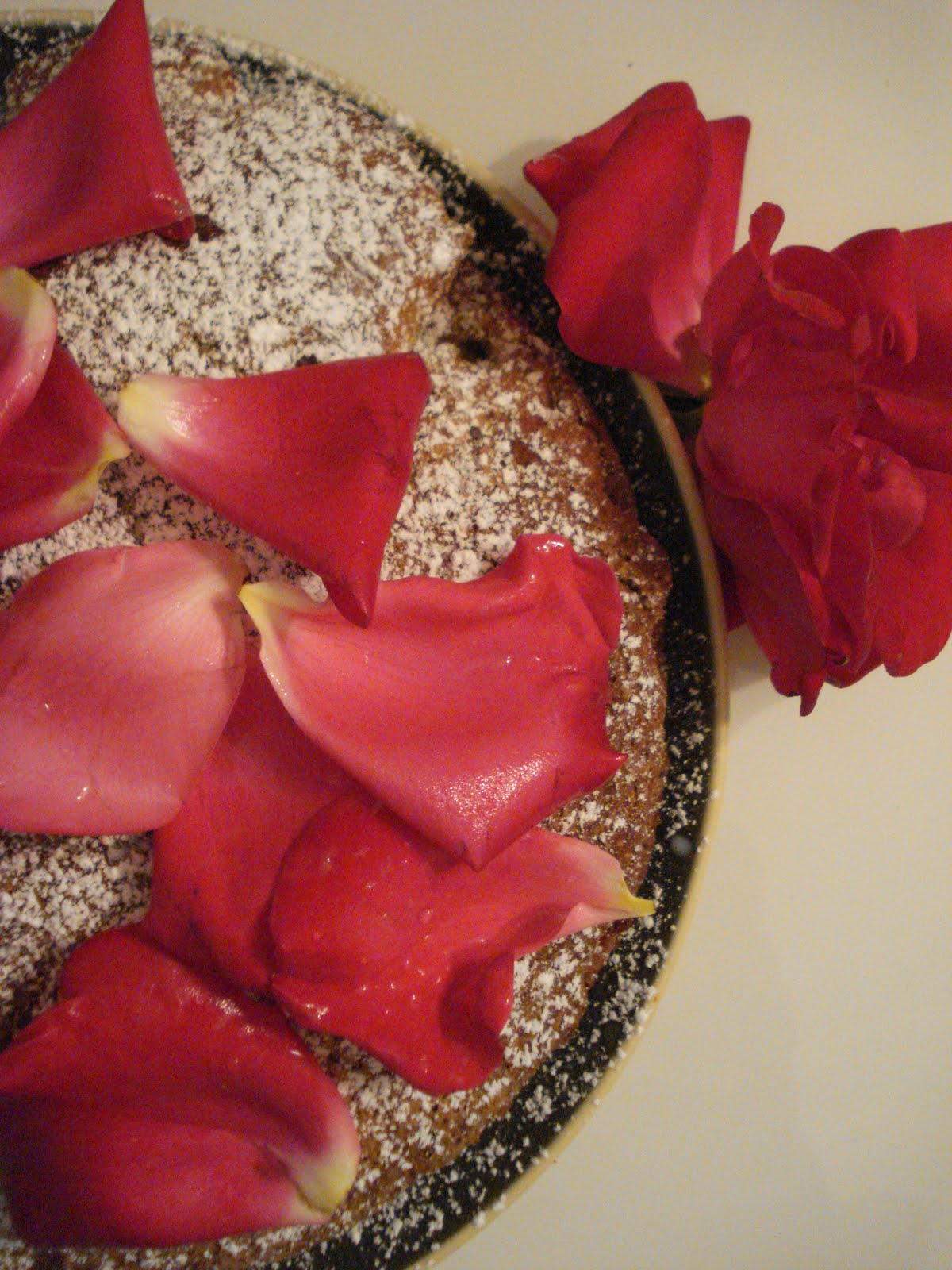 Crea e gusta: Torta con i petali di rosa e confettura di fragole