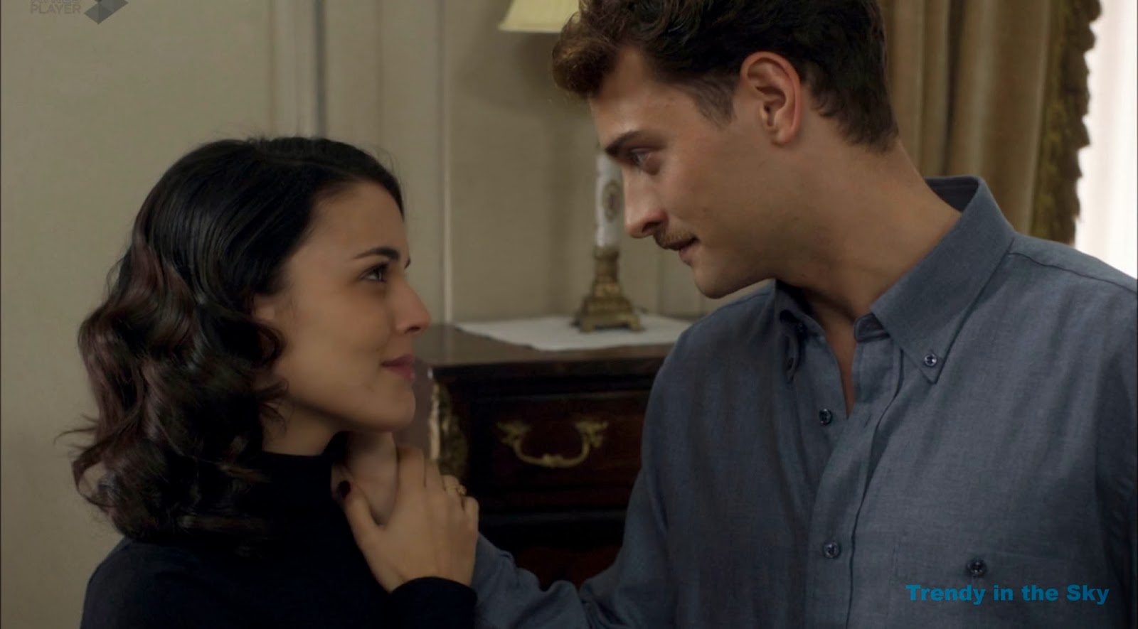 Trendy in the Sky: El tiempo entre costuras: vestuario. Capítulo 10.