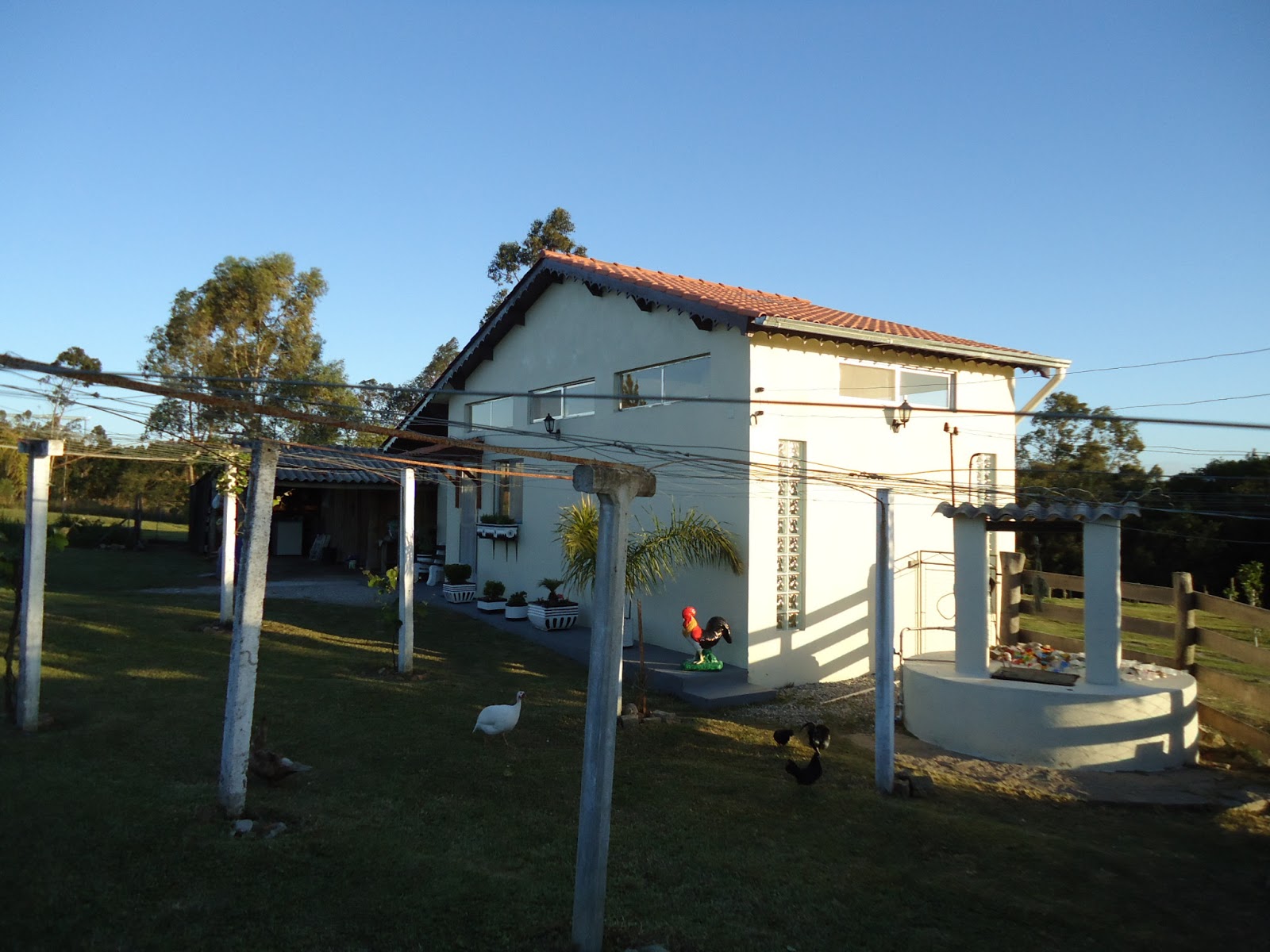 LINDO SÍTIO: EXTERIOR - MORADIA PARA CASEIRO