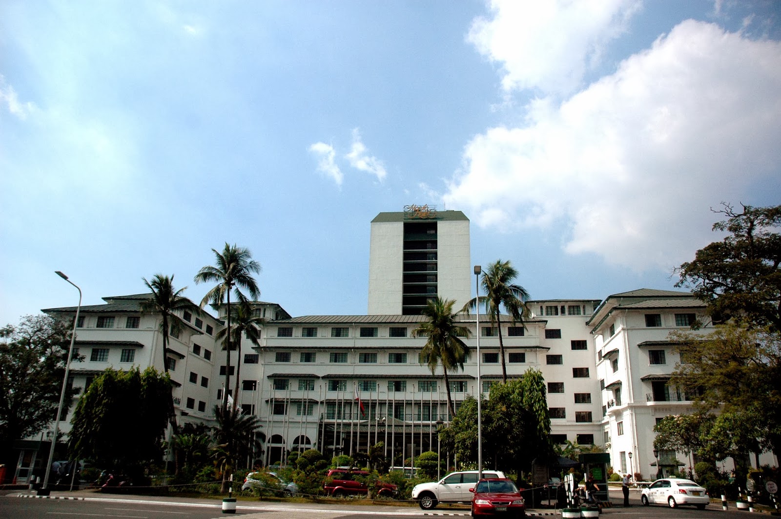 DUDE FOR FOOD: Experience History at the Manila Hotel