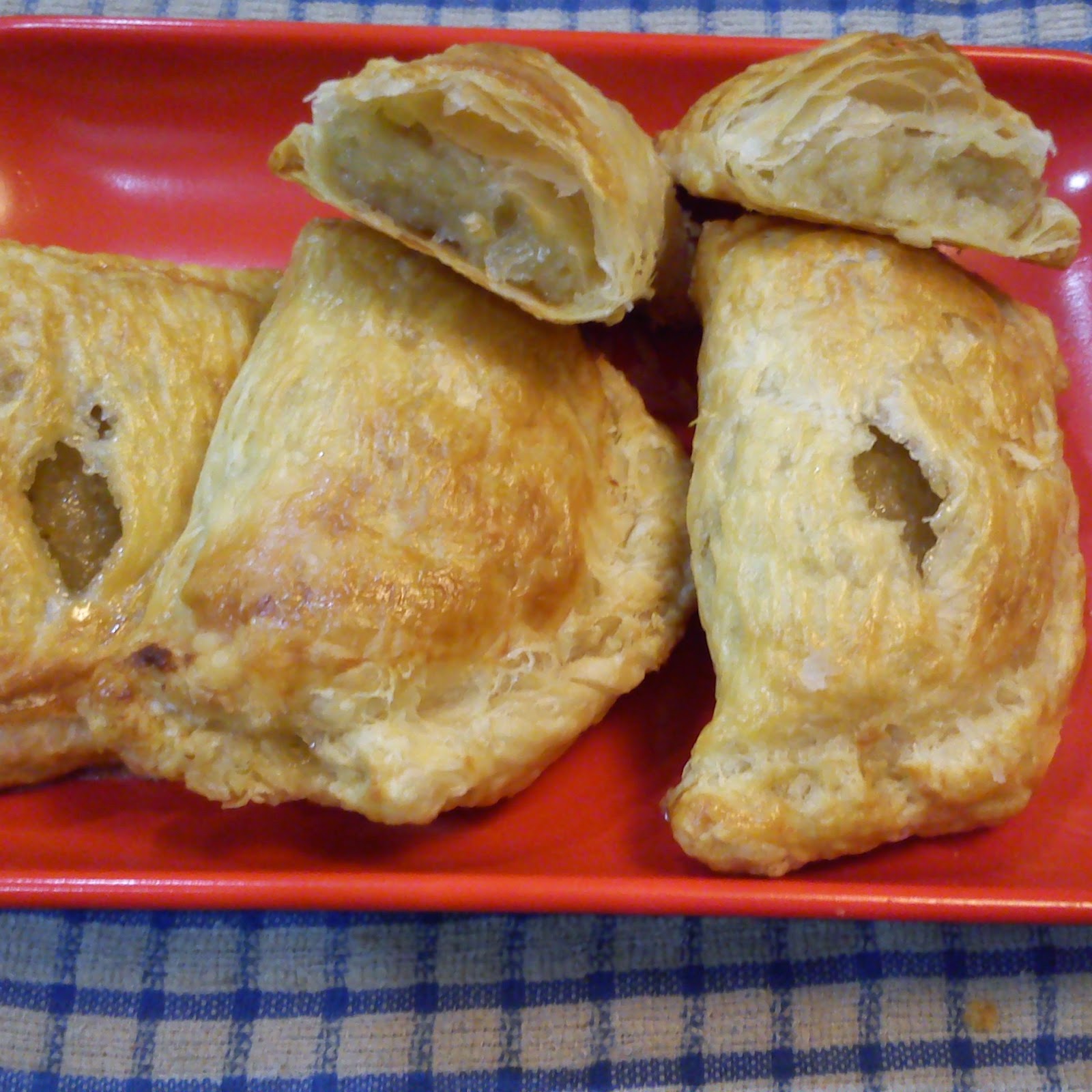 sarguna's fantabulous kitchen: Kaya Puff