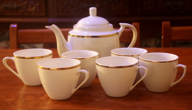 Lemari Cantique: set cawan putih dgn kemasan emas