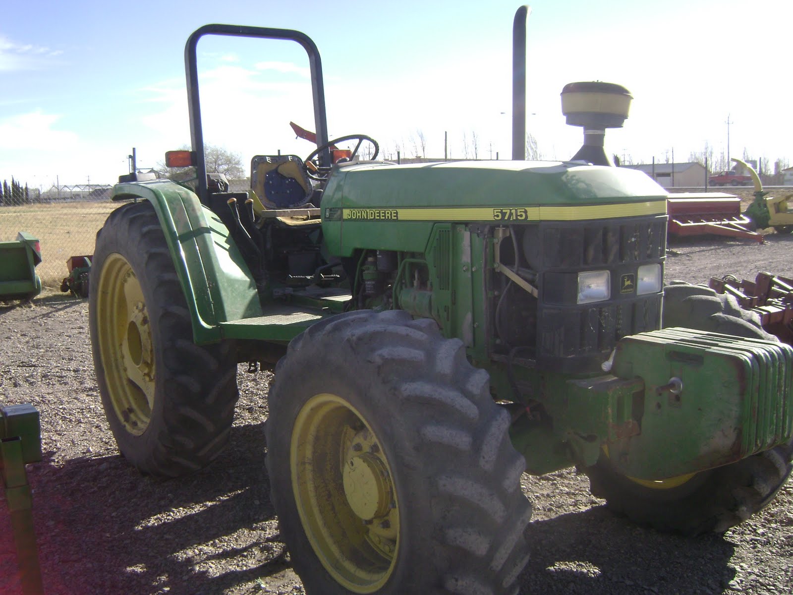 MAQUINARIA AGRICOLA INDUSTRIAL: Tractor JD 5715 4x4 2004 100hp por ...