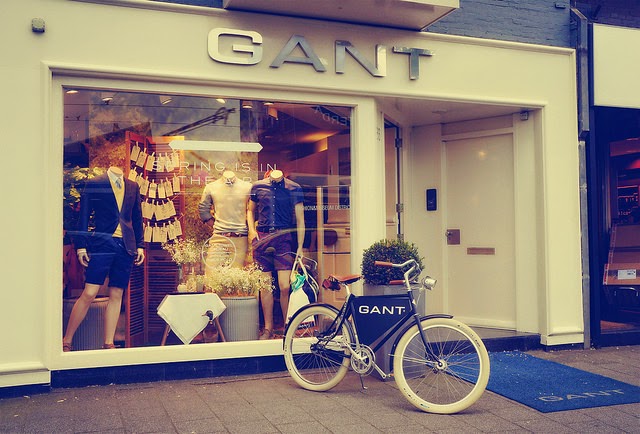 Label Next: VISUAL MERCHANDISING WINDOW DISPLAY