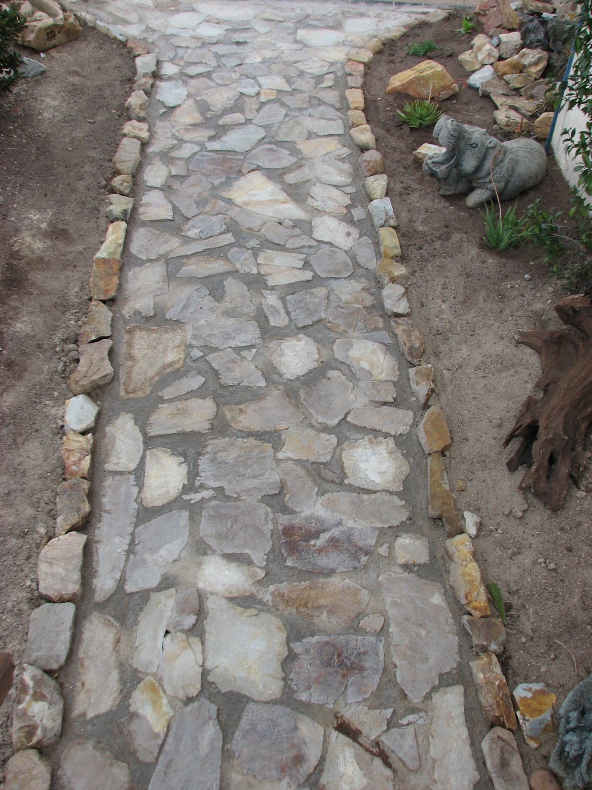 Fynbos Gardens Hermanus: Natural stone path.