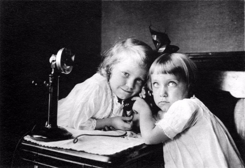 100 Years Before the Smartphone: 40 Photos of People Talking on ...