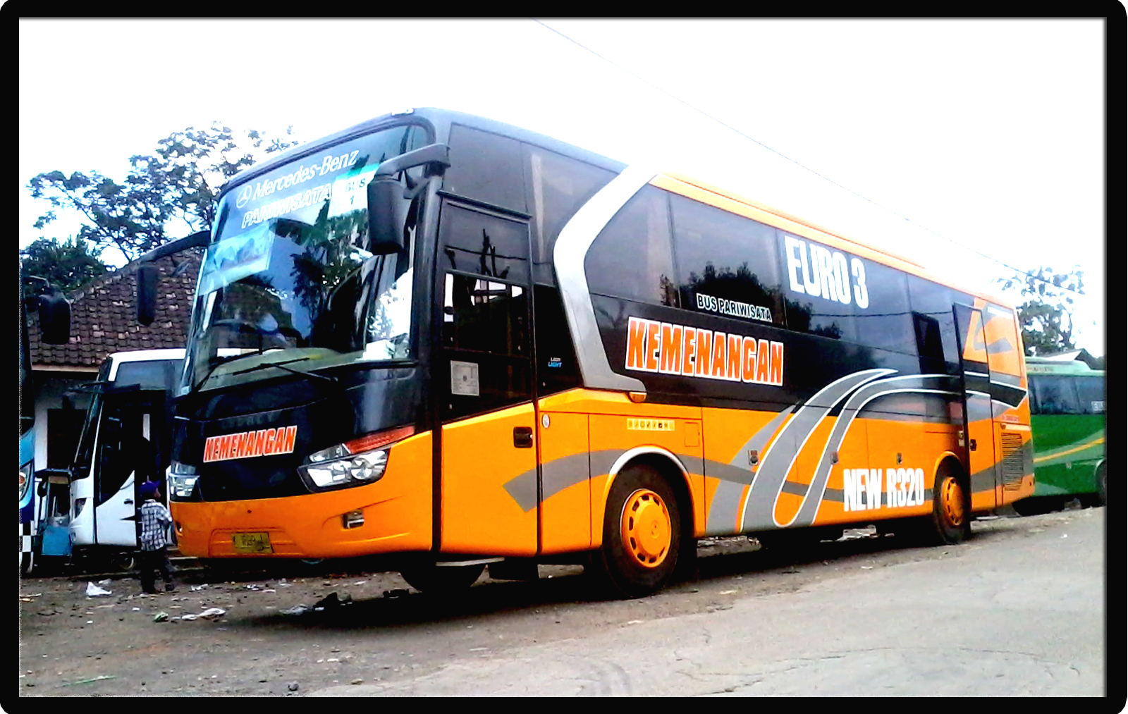 FOTO BUS DENGAN CAMERA 2 MEGAPIXEL - SEPUTAR BUS INDONESIA