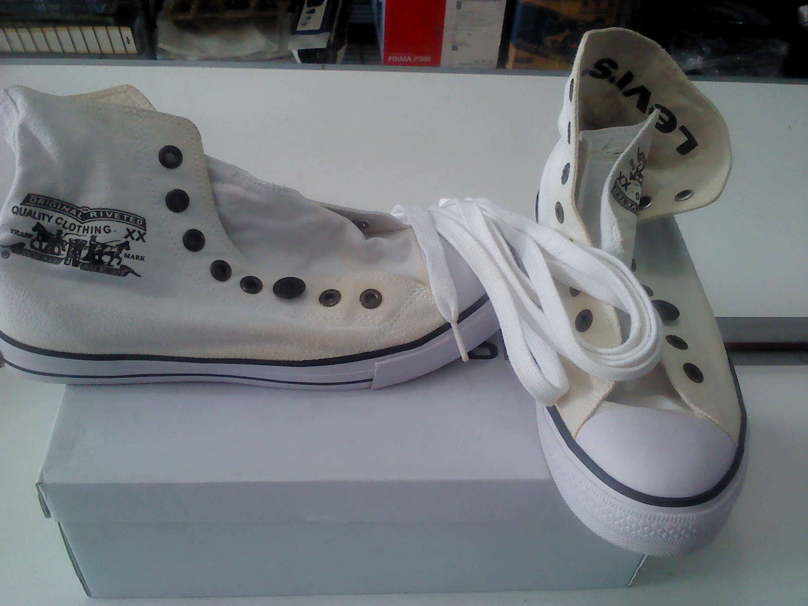 seken malang: "SOLD" seken : sepatu levi's strauss No 36 Rp. 150 ribu