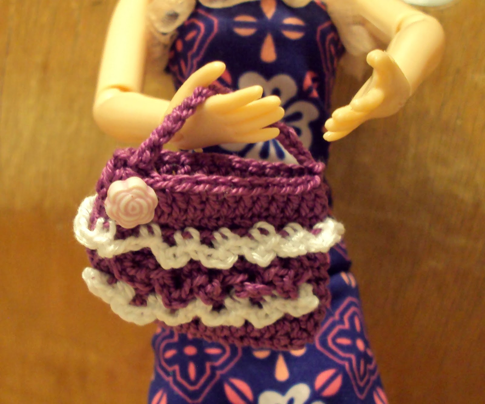 Рукоделие и жизнь.: Вязаные сумочки для кукол. Очень простые.