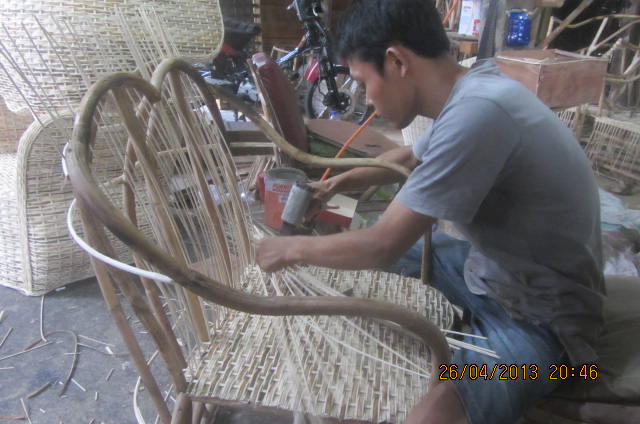 ANYAMAN ROTAN: Proses Pembuatan Anyaman Kursi Rotan