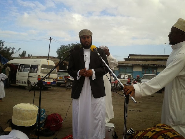kitongoni: PICHA: SHEIKH KISHKI AKITOA MAWAIDHA YA SIKU YA IDD LEO