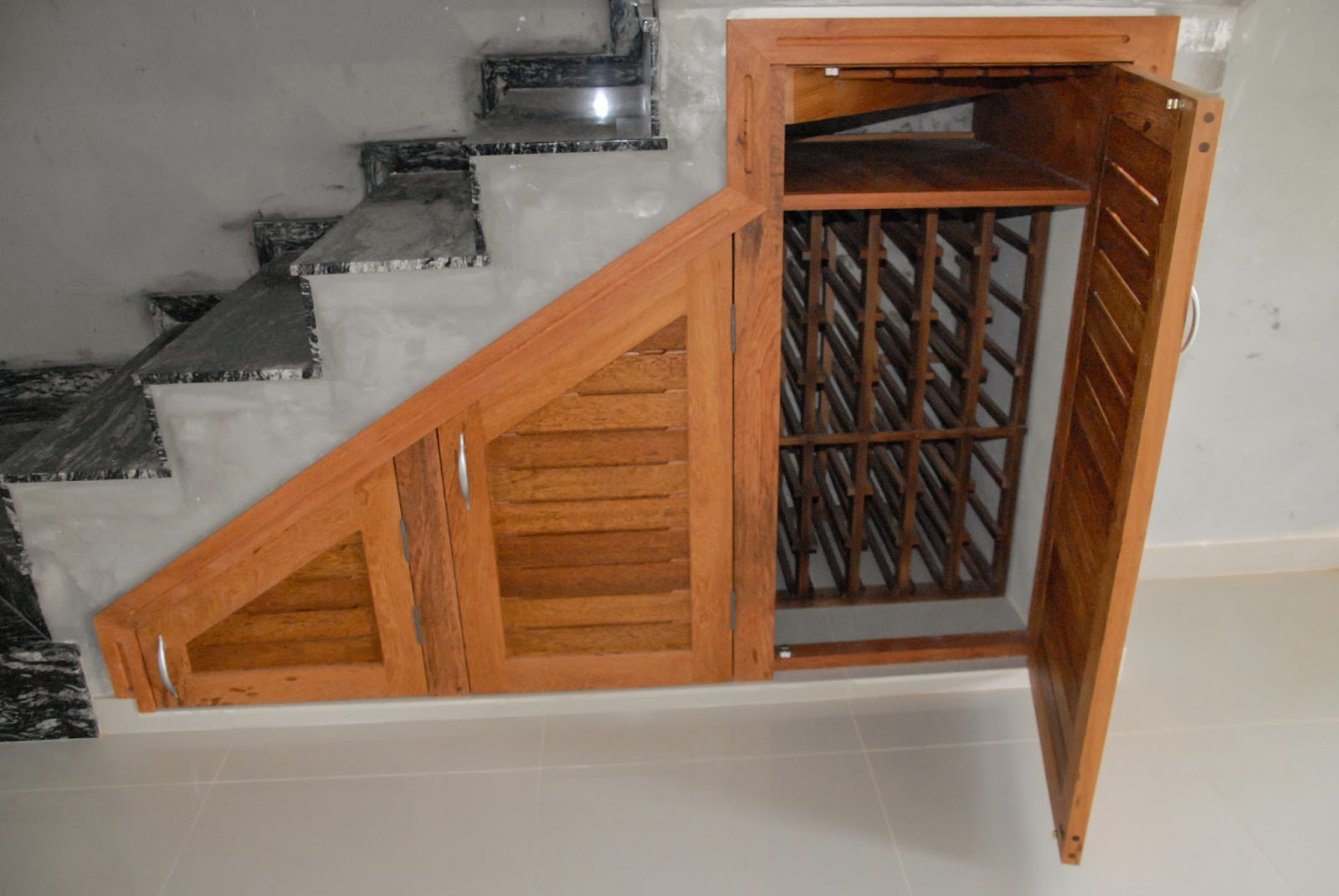 ARTEZZINI - Arte em Madeira: Adega em Vão da Escada