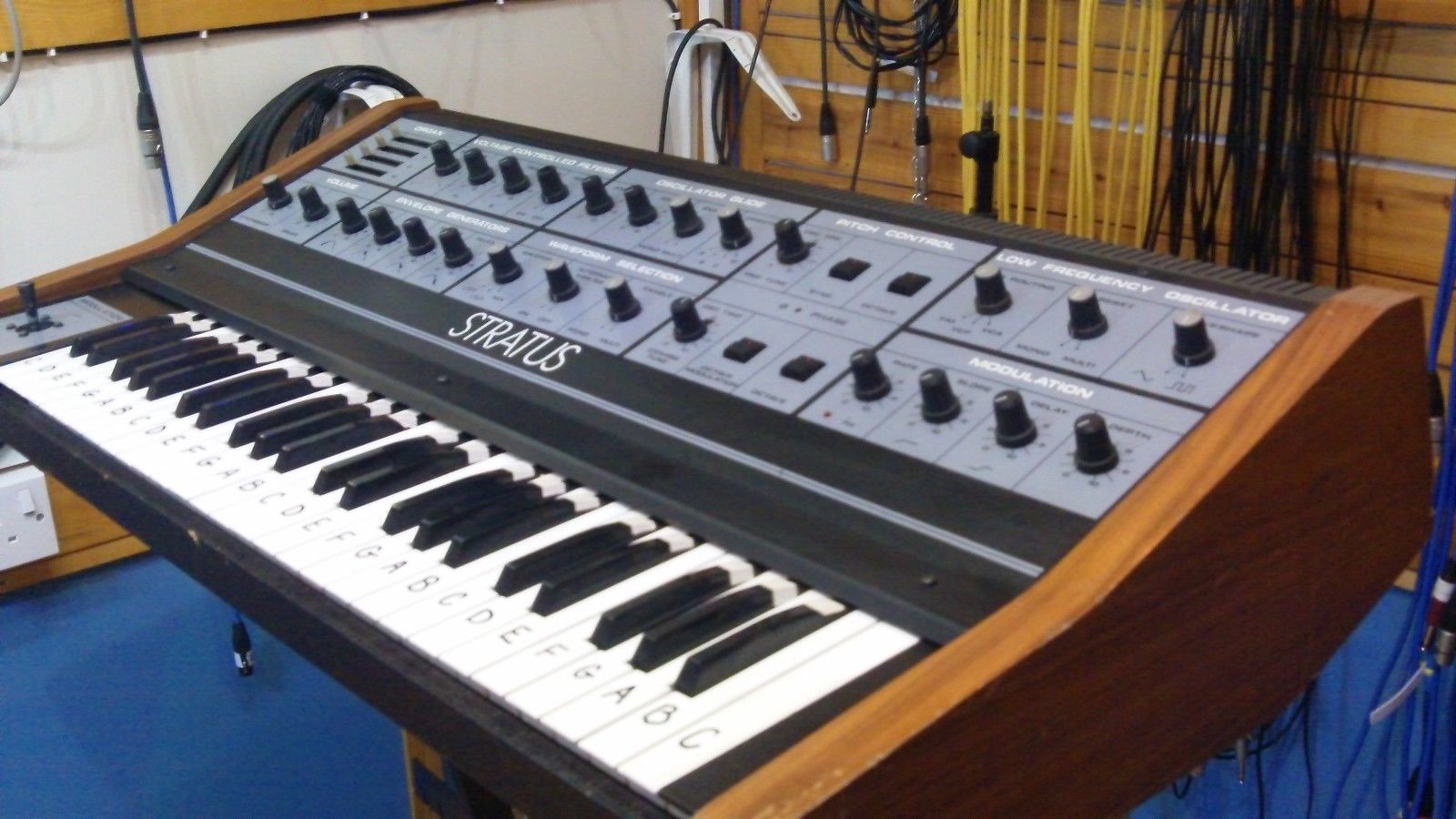 MATRIXSYNTH: VINTAGE CRUMAR STRATUS SN 00485