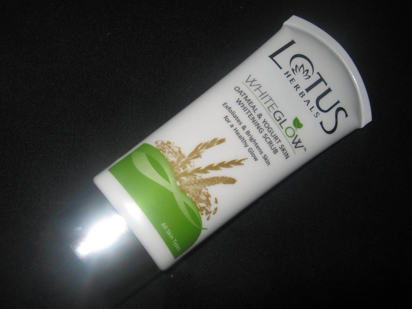 LOTUS HERBALS WHITEGLOW OATMEAL & YOGURT SKIN WHITENING SCRUB- SWATCH ...