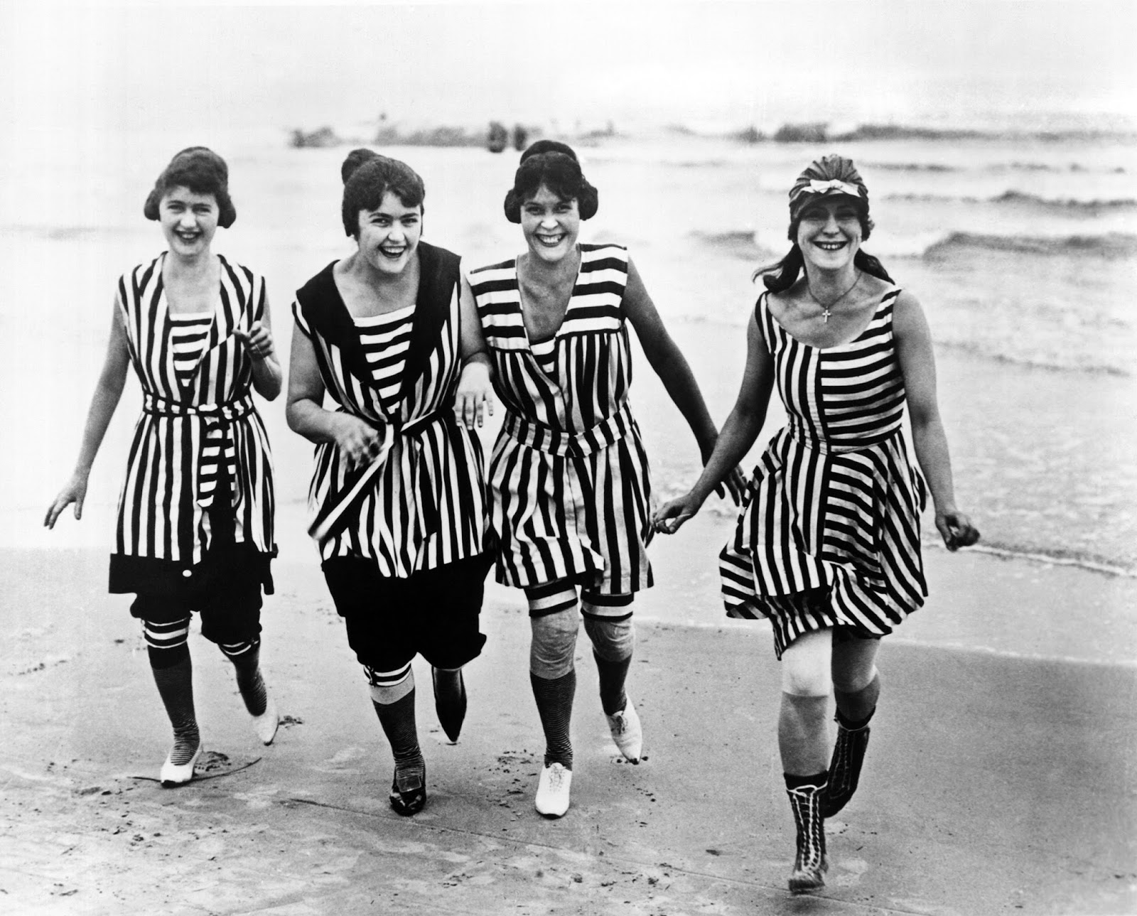 23 Interesting Vintage Photos That Show How Swimsuits Evolved From the ...