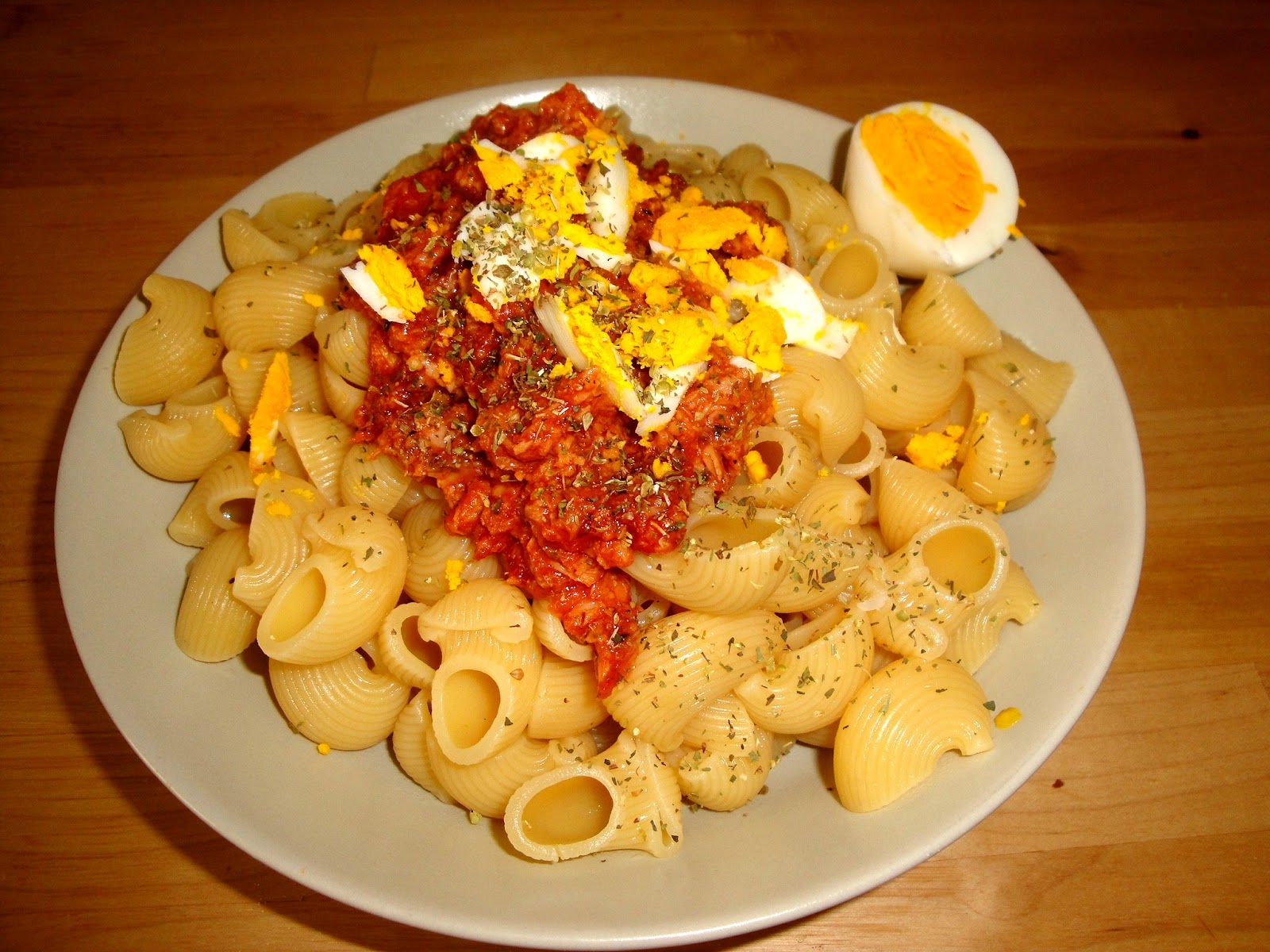 La Flor del Azafran: Pasta pipe rigate con atún y huevo