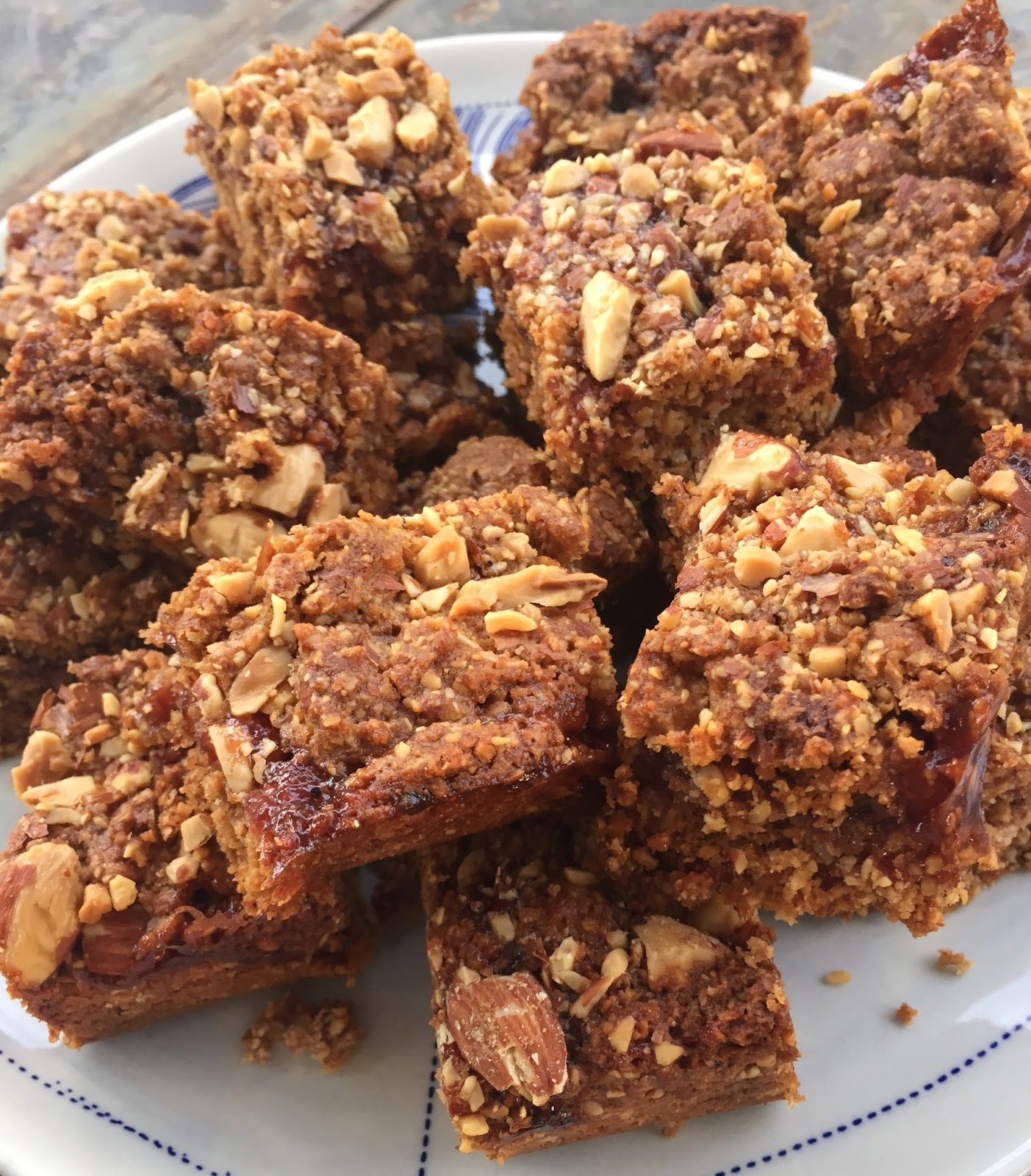 A Mrs Maker: Snack attack - Raspberry and almond bars