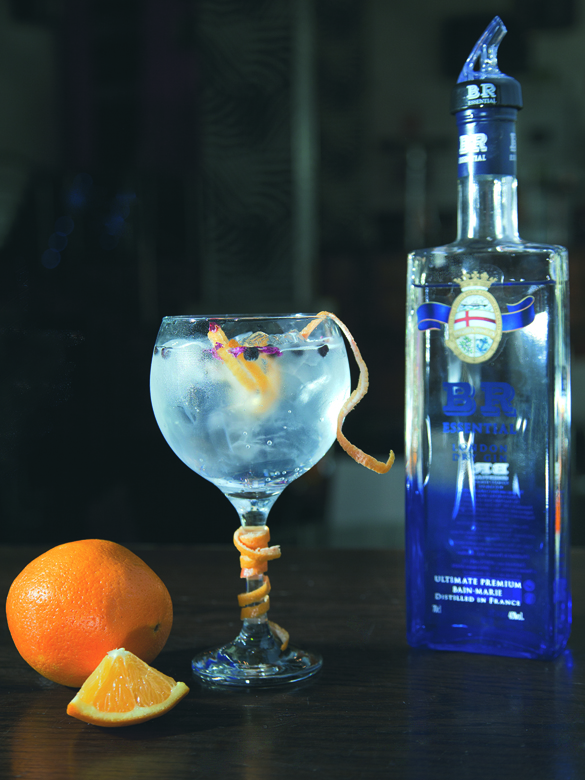 Ginebra Blue Ribbon, elegancia y distinción en sus catorce botánicos