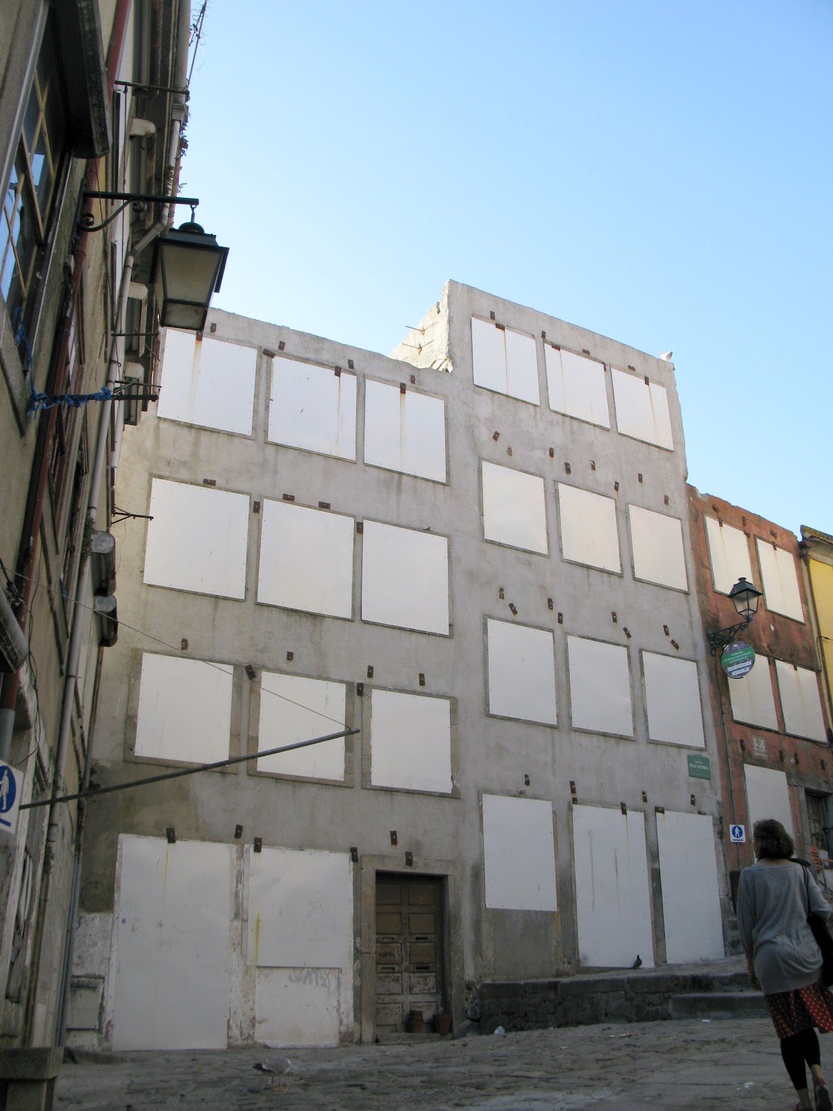 KALAM LOVES: CONCRETE VOLUMES IN PORTUGAL