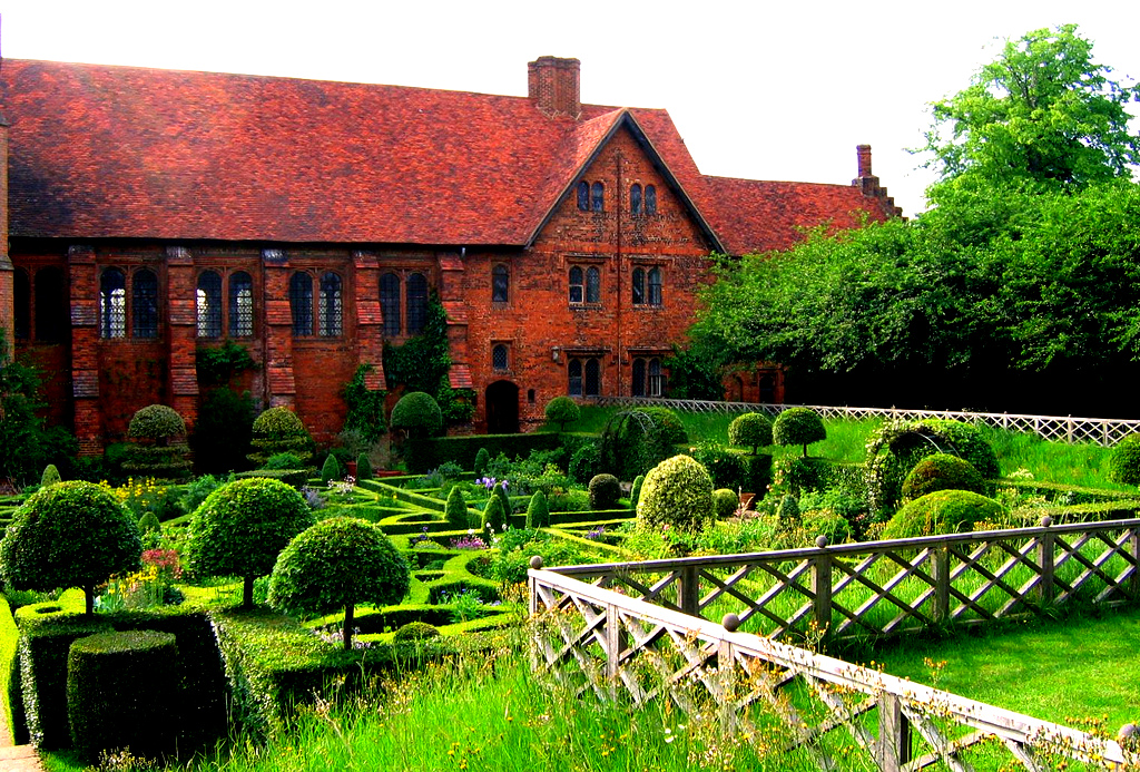 loveisspeed.......: Hatfield House is a country house set in a large ...