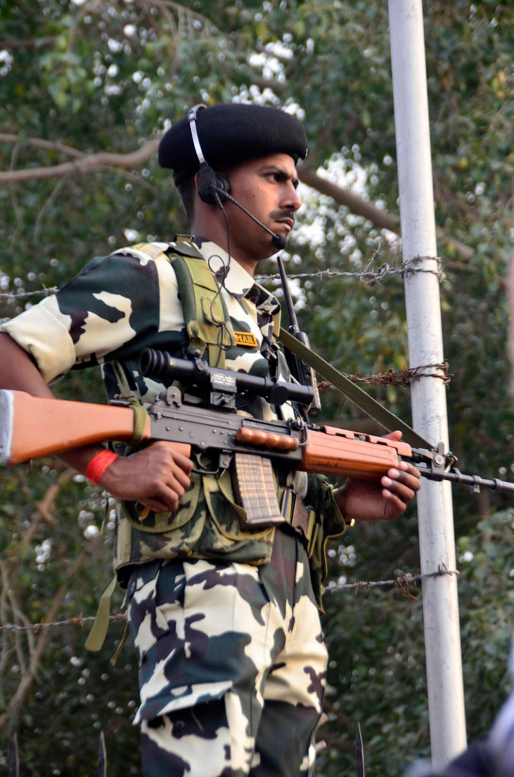 INSAS 5.56 mm Assault Rifle - World Military Photos - ARMY - NAVY - AIR ...
