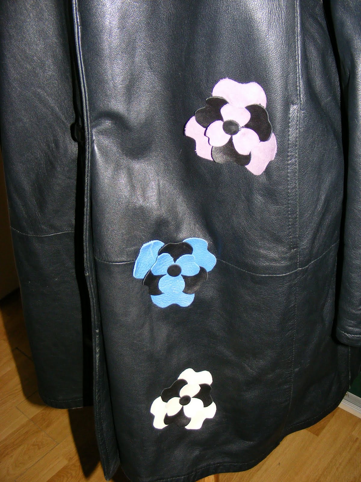 Chestii de vanzare: Haina din piele, cu flori colorate - Vanduta