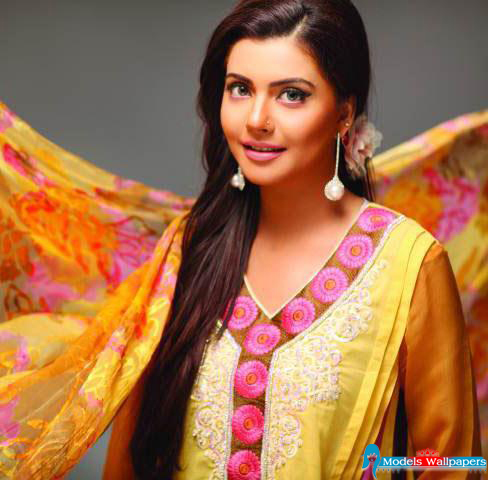 models Accessories: Nida Yasir