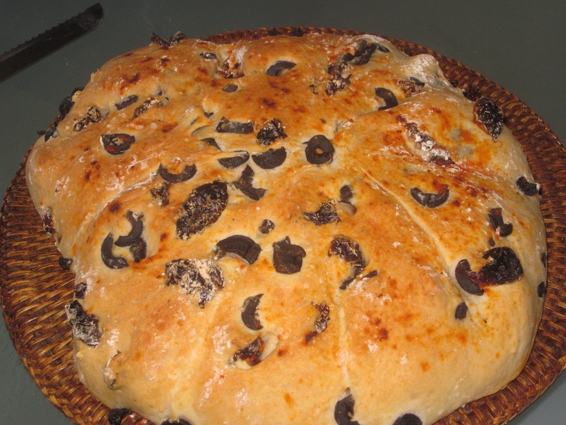 Bienmesabe: Pan con aceitunas y tomates secos