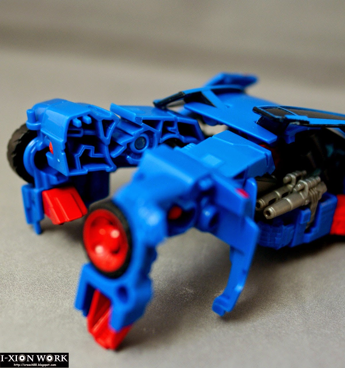 一眼看穿: Transformers Generations Thrilling 30 - Skids 剎車
