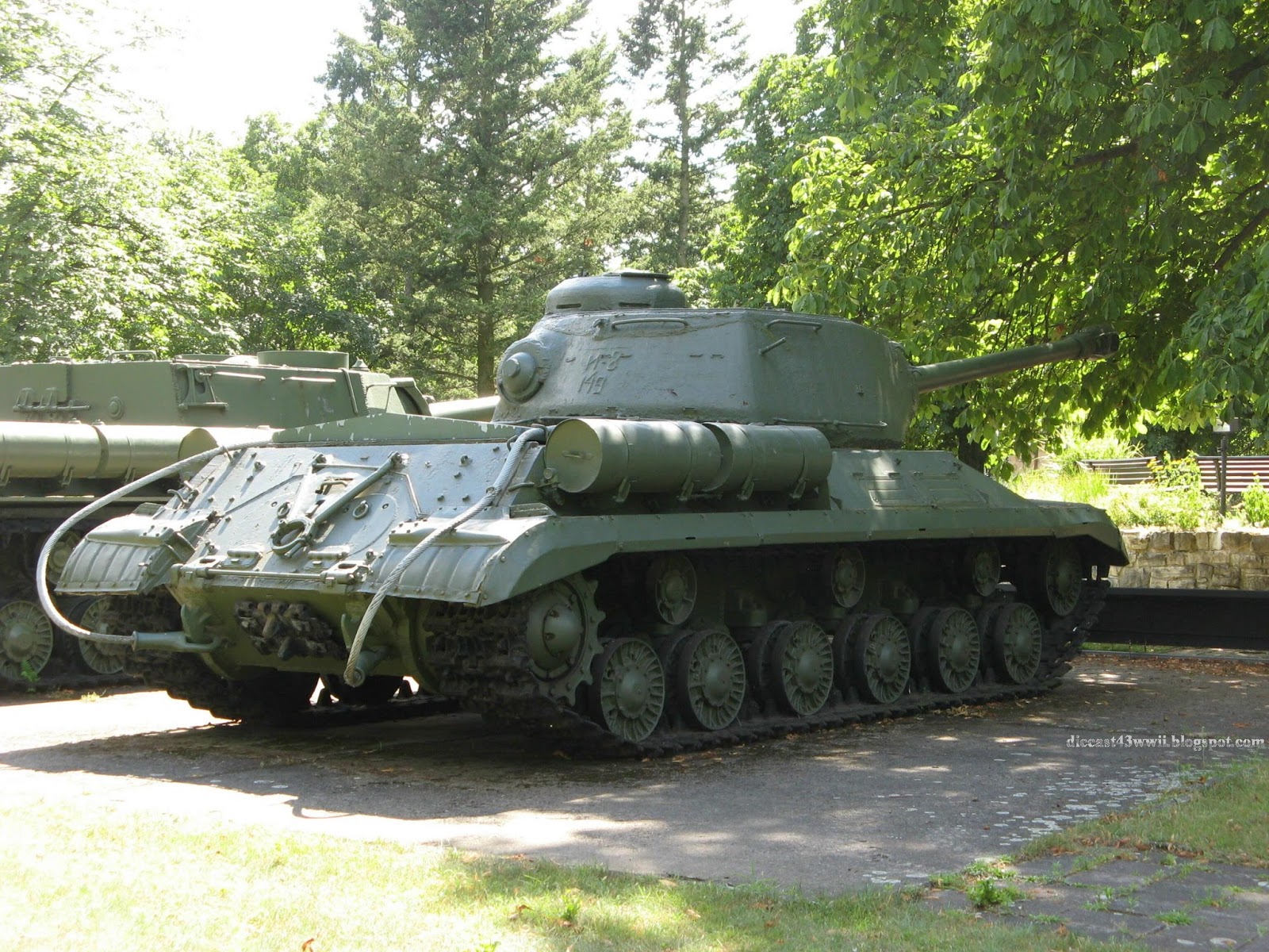 Military scale models: IS-2. Junfa Toys Ltd