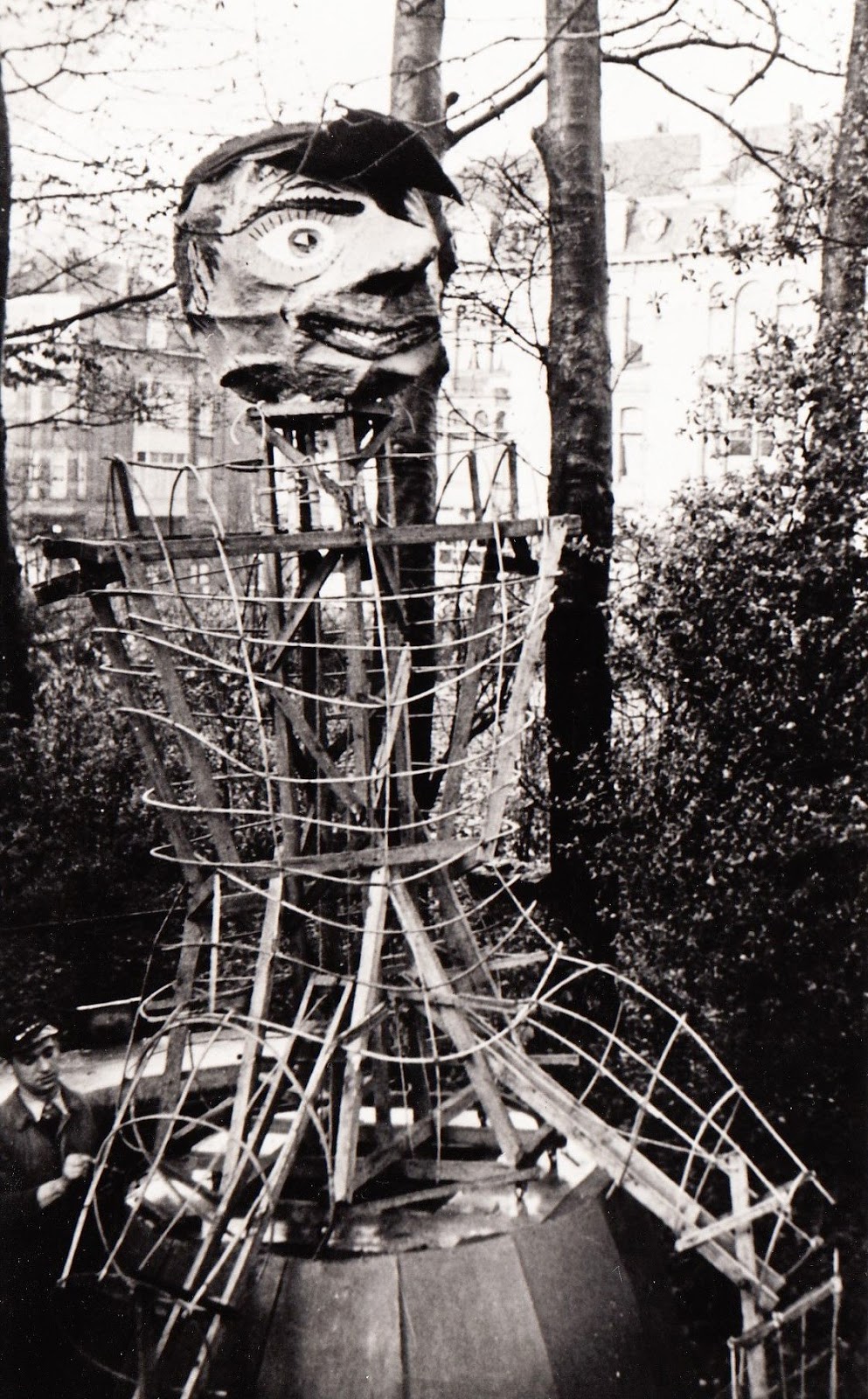 En Bordeaux et Bleu ]: Du haut de ces bieramides... Zéphyrin vous contemple