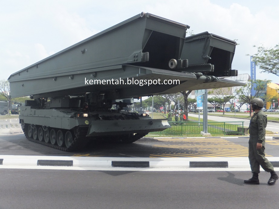 Senang Diri: Singapore Army's Armoured Engineer Vehicle (AEV) and ...