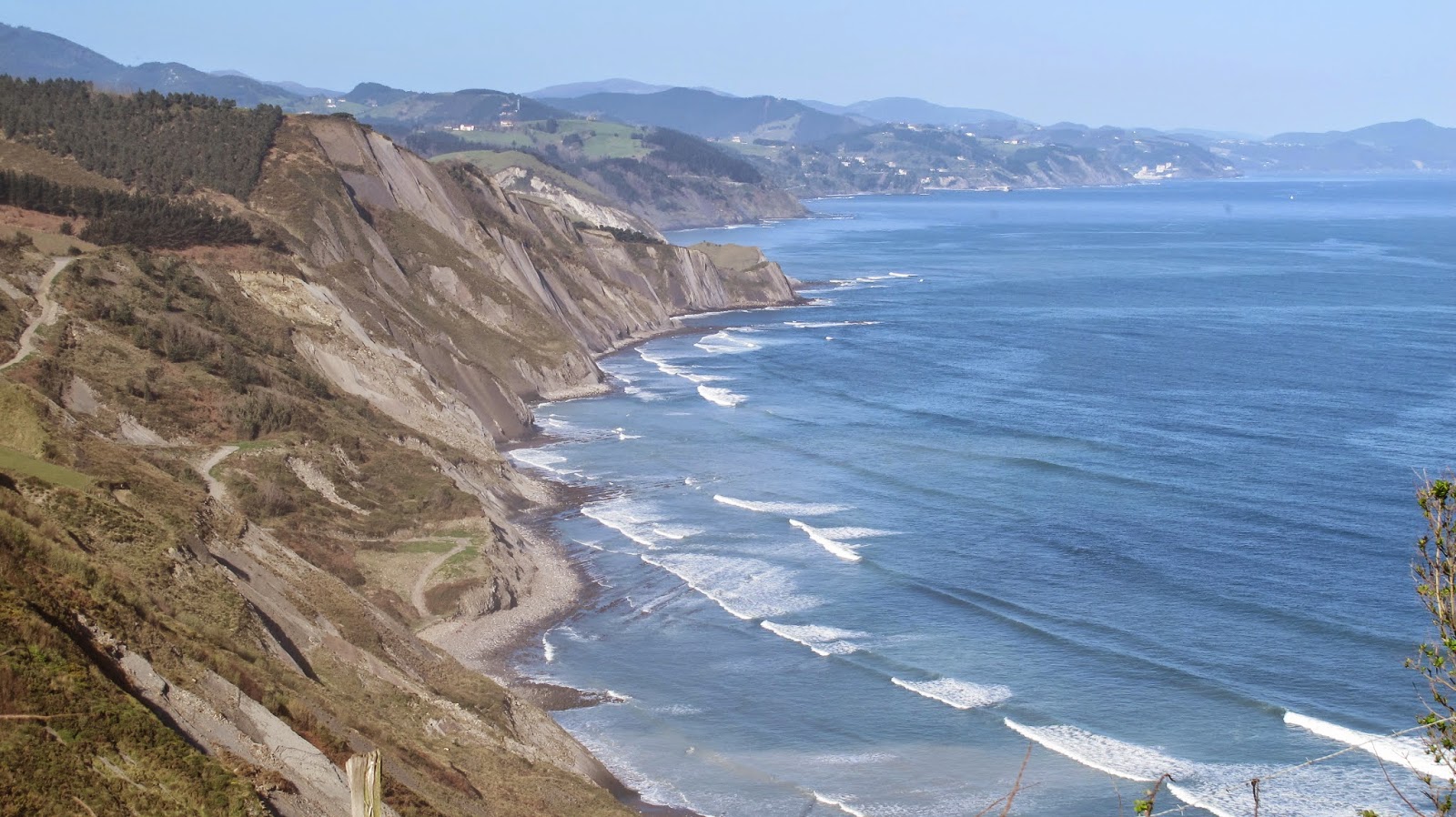 mendia euskaraz bizi! : Zumaiako itsaslabarrak