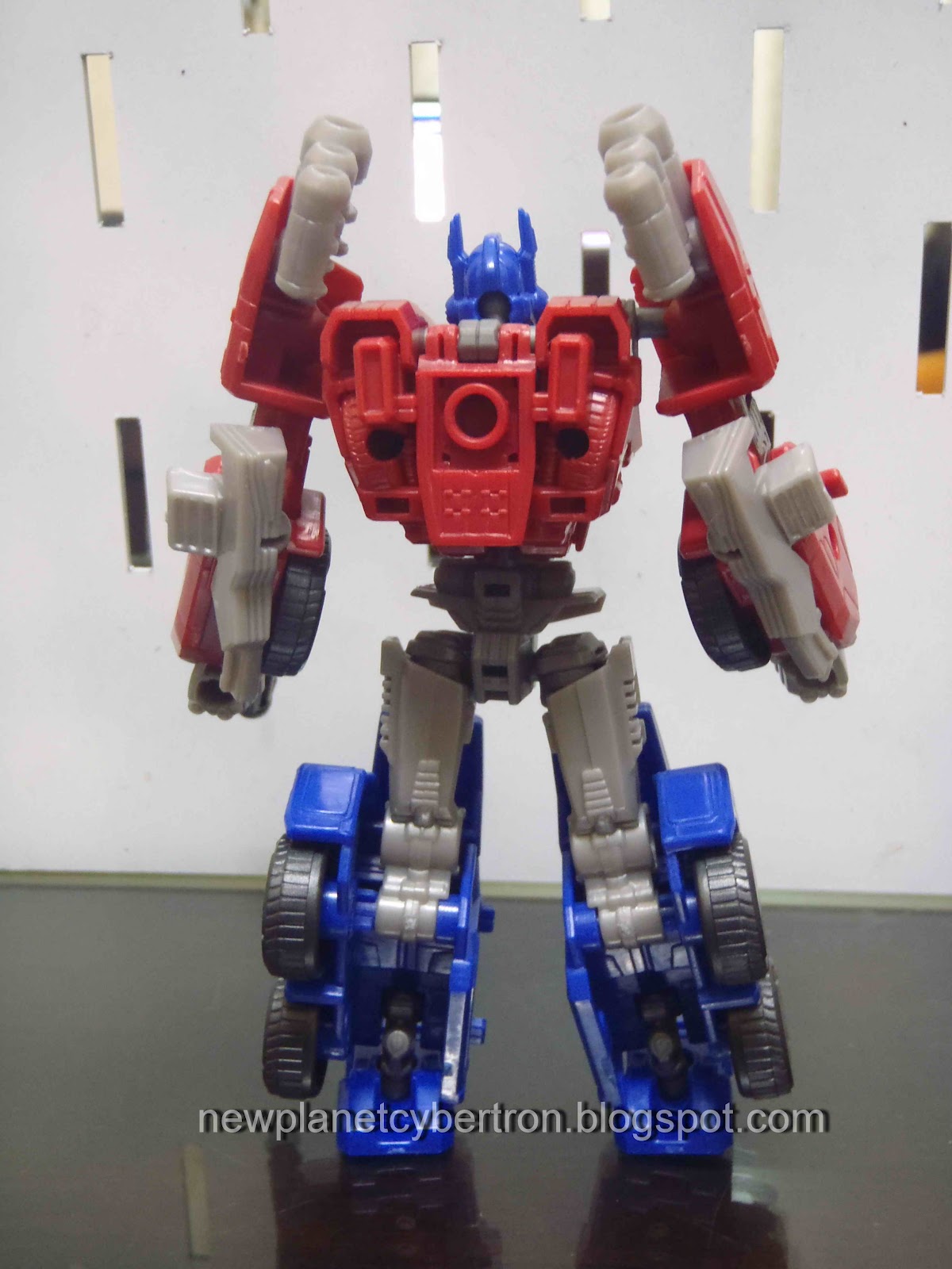 New Planet Cybertron: Transformers Review: Optimus Prime (FOC Deluxe)