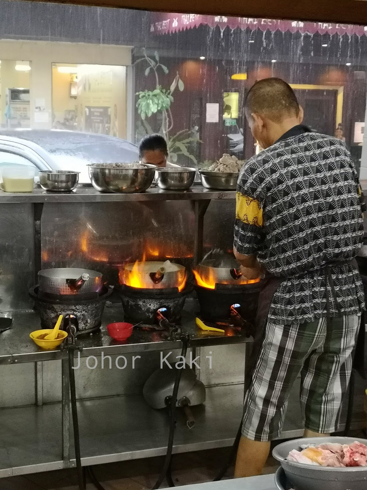 Lengkuas Fish Soup at Eatern Food Court in Batam Indonesia 平记鱼汤 |Tony ...