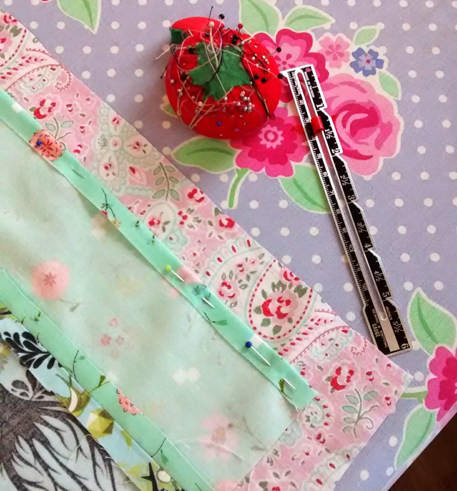 English Rose: Padded Table Runner