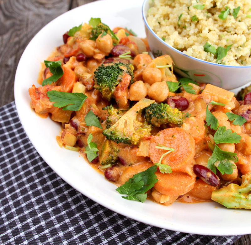 Varmende gryte med kokosmelk, bønner og brokkoli | Veganmisjonen