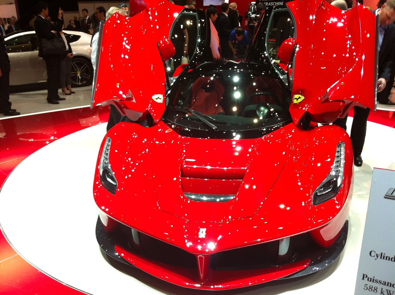 Ferrari Meluncurkan Ferrari Ultimate, dan akhirnya Self-referensial ...