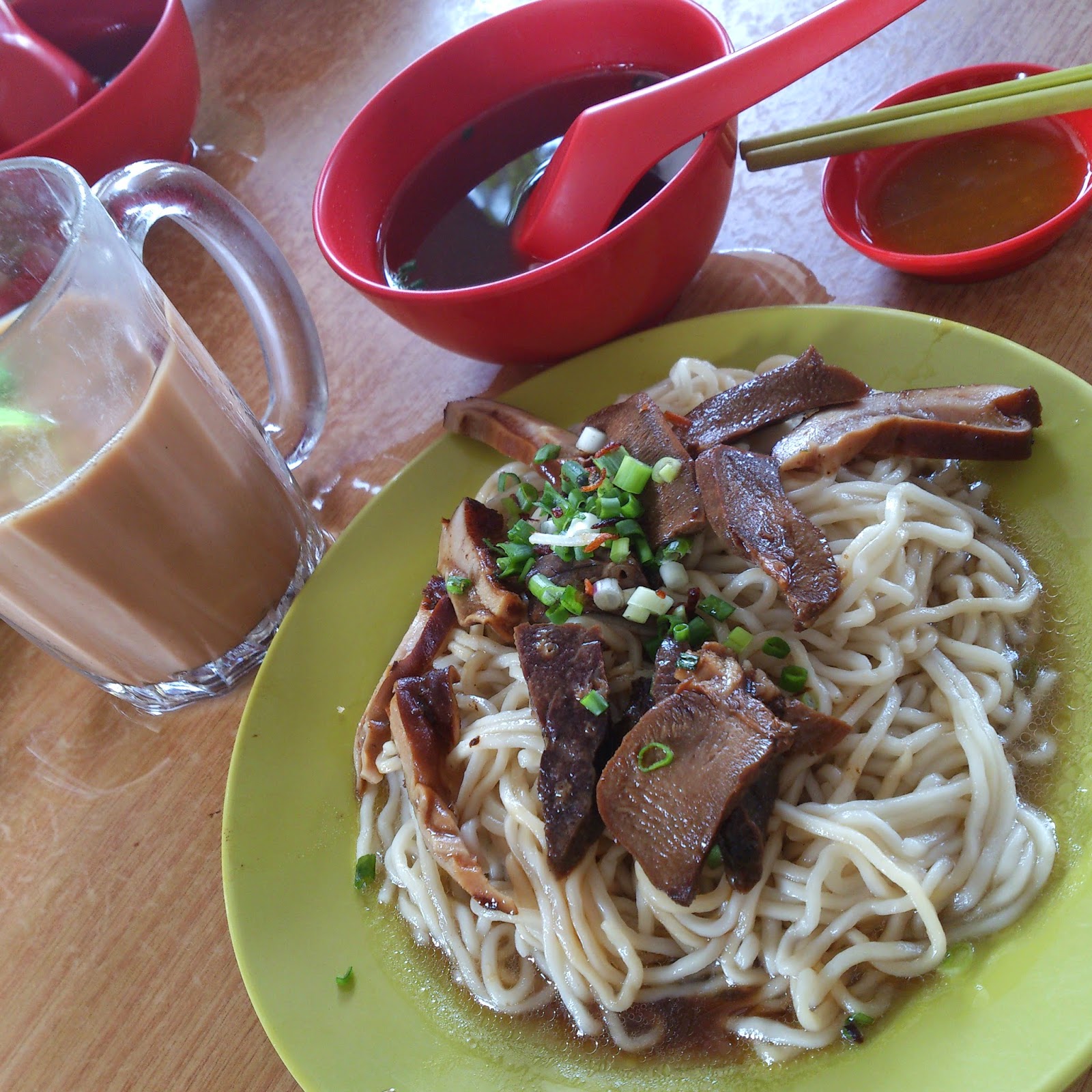 The sisters' favorite things...: Mix Pork Intestine Noodles @ Wah Juan ...