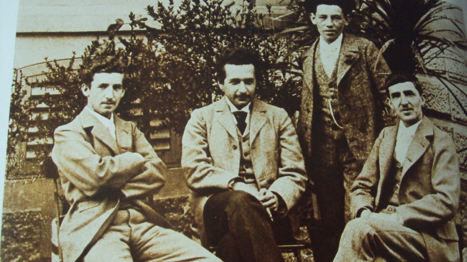 Oasis: Einstein - Com amigos , ele é o 2º a partir da esquerda, Marcel ...