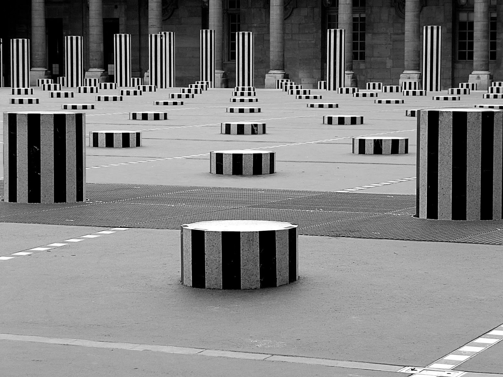 kART à voir: n°208 Les deux plateaux (Les colonnes de Buren) (1986 ...